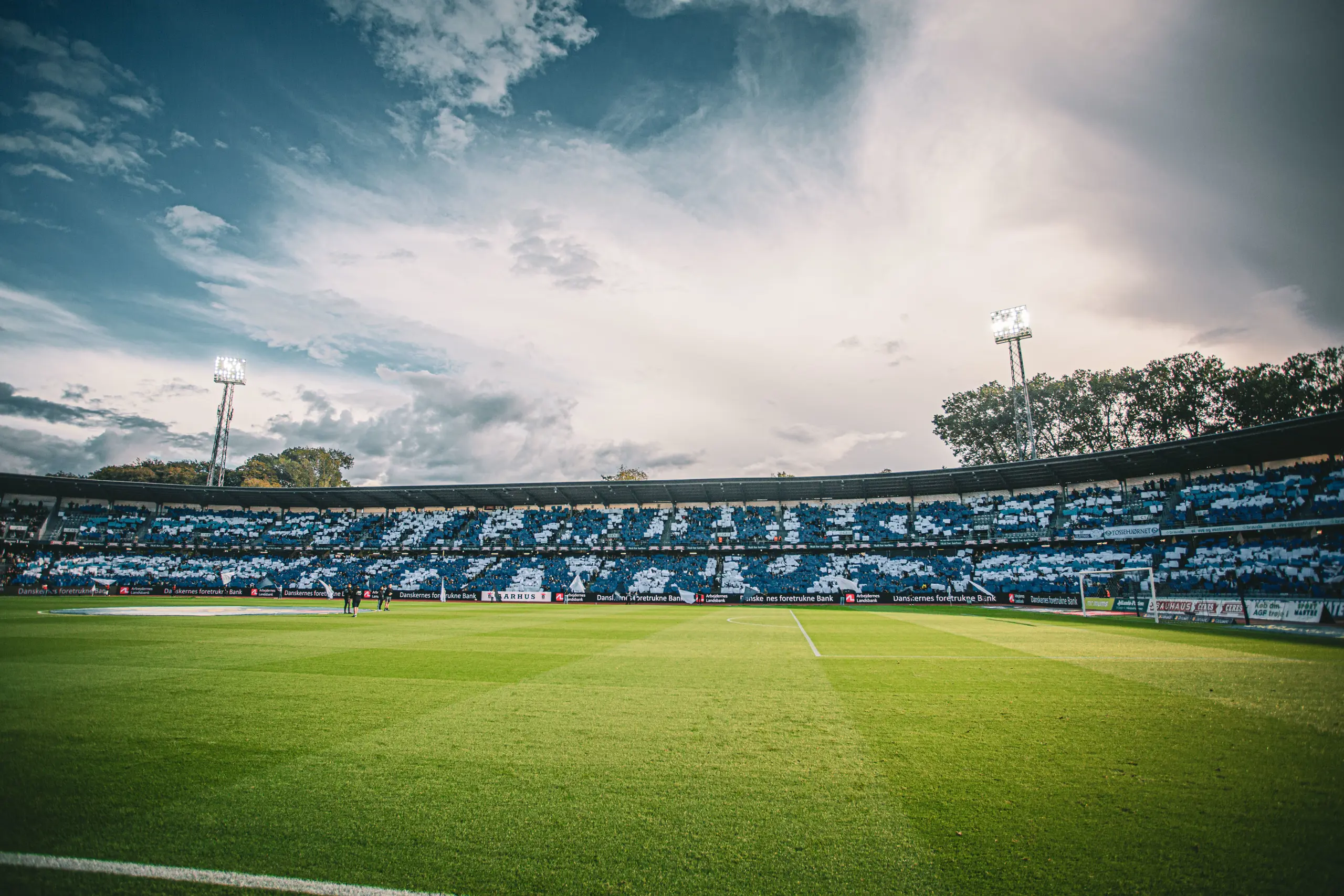 SØNDAG STÅR VI SAMMEN: SIDE OM SIDE