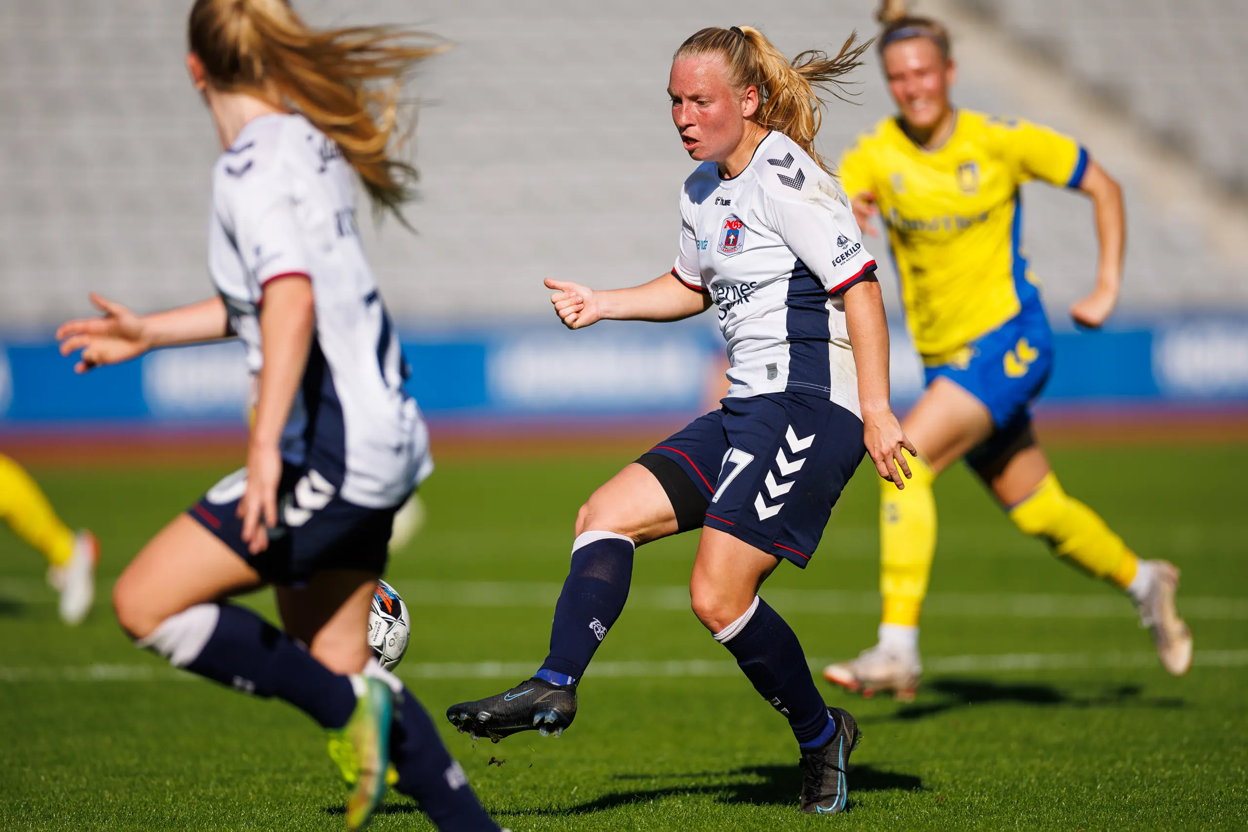 AGF KVINDEFODBOLD I FLOT COMEBACK FORAN REKORDPUBLIKUM